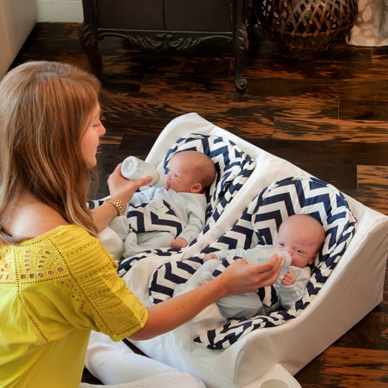 Bottle feeding twins at the same time: how to make tandem-feeding easier.